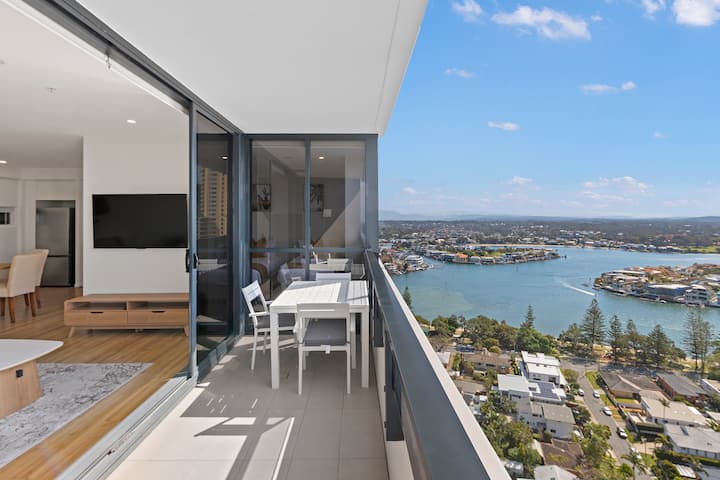 2br Coastal Luxe • Views • Pool • Parking Wifi Gym - Surfers Paradise