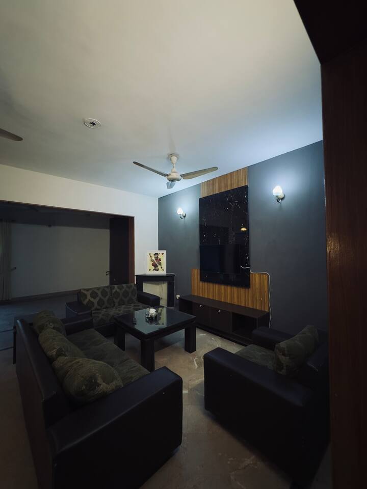Peaceful Dha Phase 4 Home With Easy Access - Lahore