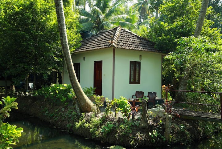Experience Nature With Lakeside Cottage - Kumarakom