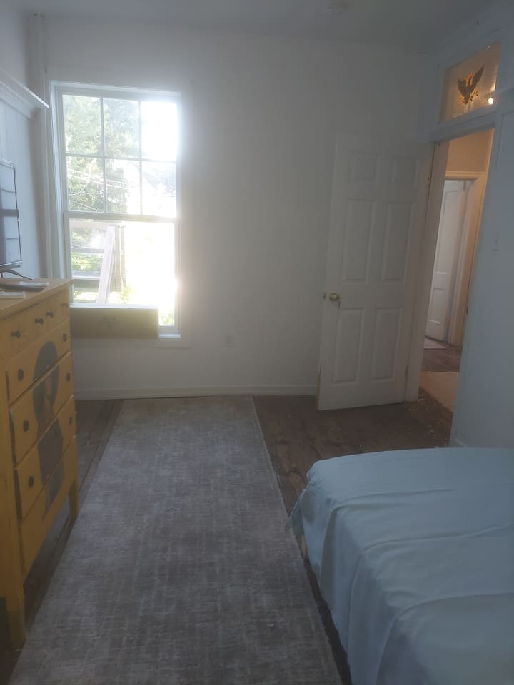 2nd Floor Middle Bedroom In 5 Br Townhouse. - Scranton, PA
