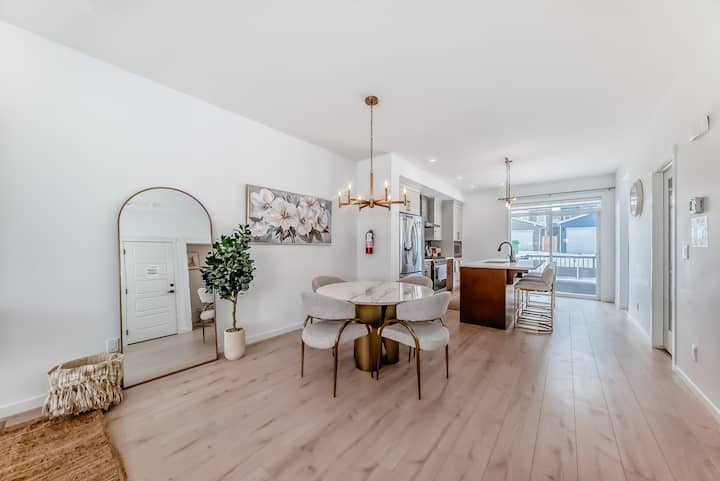 Chic & Cozy Home In Glacier Ridge Nw Calgary - カルガリー