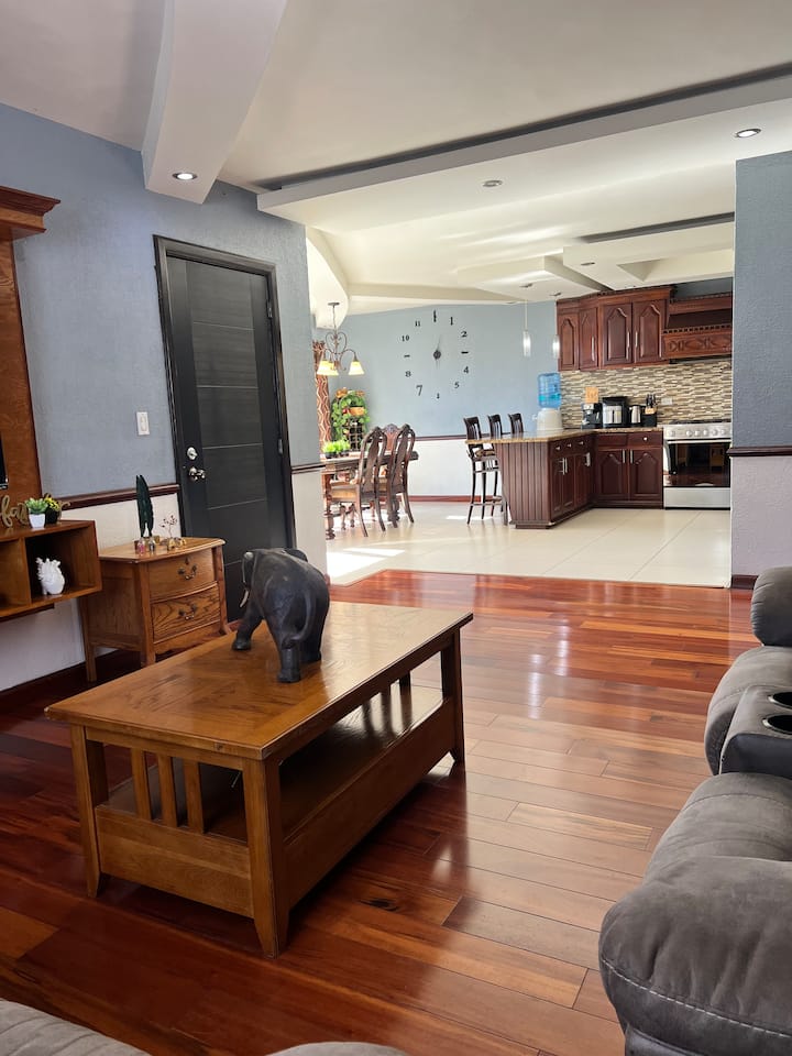 2 Car Garage Apt Near Beach And Calle Primera - Ensenada