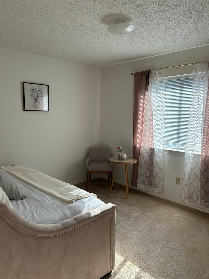 Cozy Bedroom Near Lake Hubbard - Garland, TX