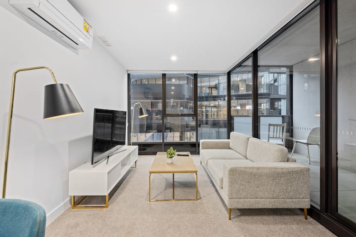 Woden Comfortable 1-bedroom Apartment With Parking - Canberra