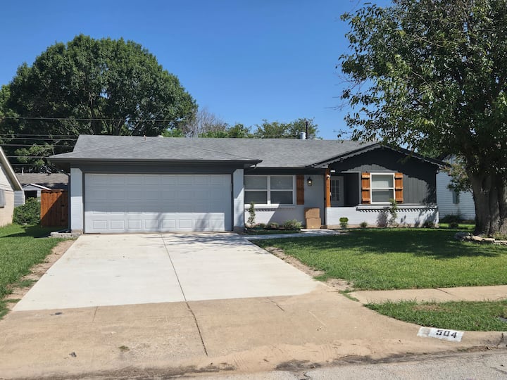 Family Comfort Retreat | Spacious Yard - Richardson, TX