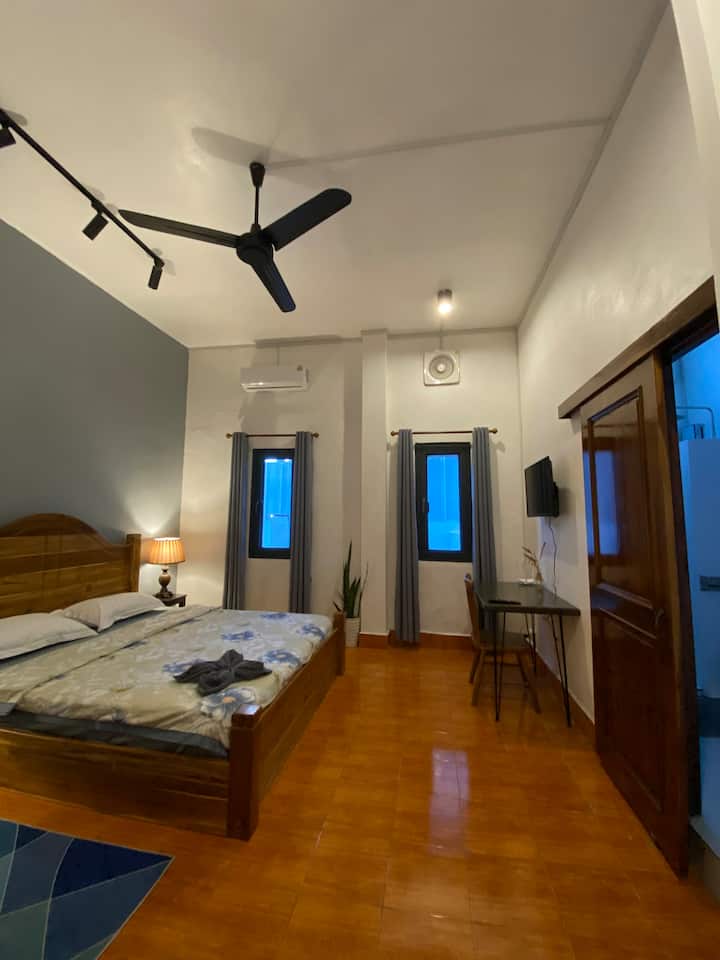 Deluxe King Room • En-suite • Central • Kitchen - Laos