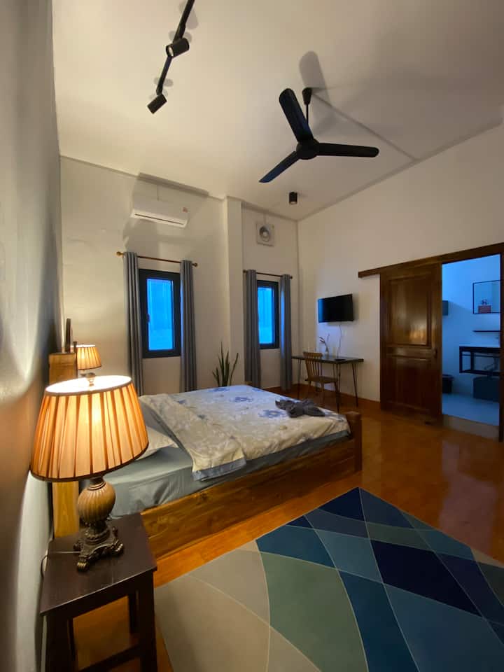 King Ensuite Room • Peaceful & Spacious • Central - Laos