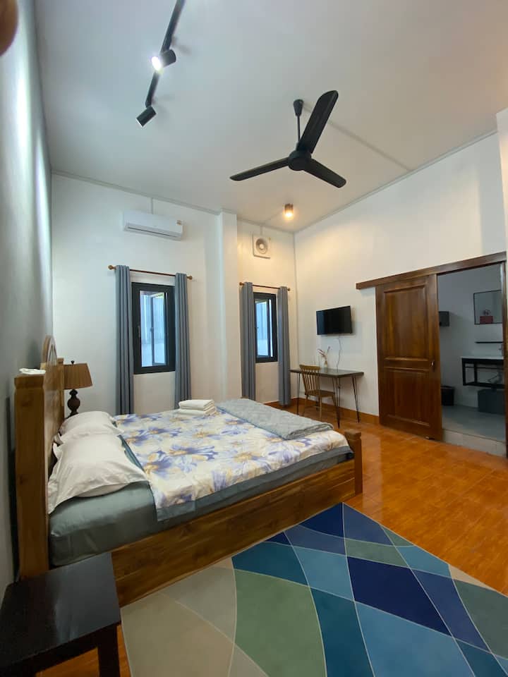 Modern King Room Private Bathroom Central - Laos