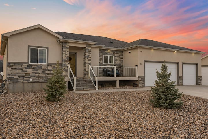 Dual Primary + Dual Kitchen | Five Bdrm | 3600sf - Little Salt Lake, UT