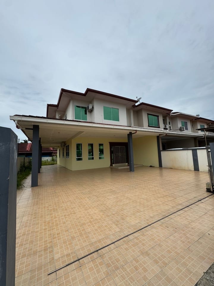 Golden Villa Double Storey Corner Homestay - Bintulu