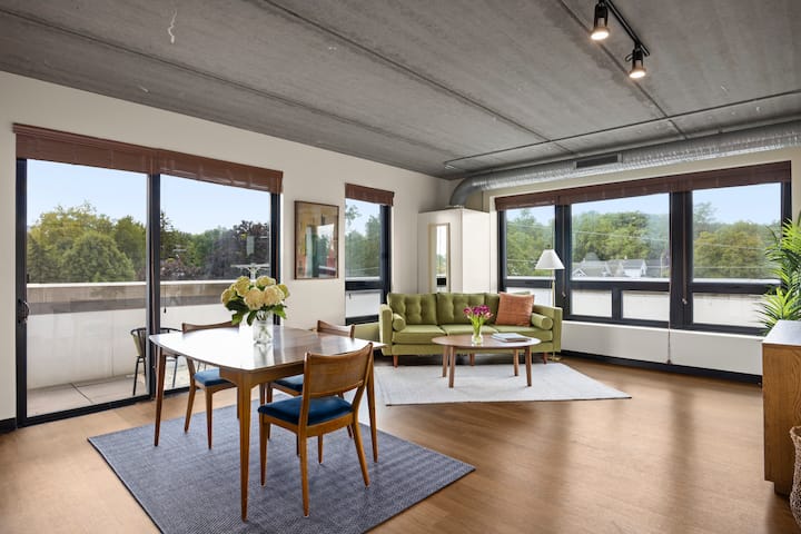 Corner Unit Near Stadium - Parking, Pool & Gym - Ann Arbor, MI