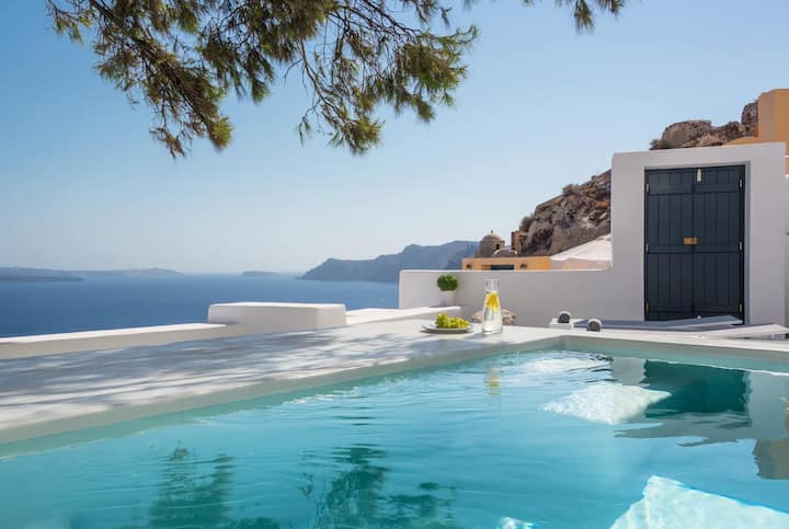 Breath-taking Views Over The Oia Cliffs - Santorini