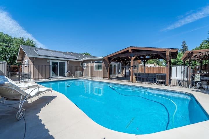 Tranquil 4 Bed/3 Ba | Pool, Ev Charge/pet-friendly - モデスト, CA