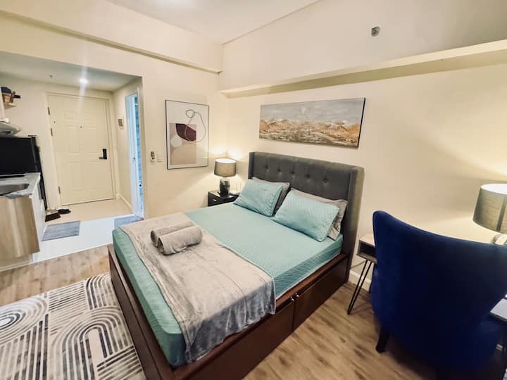 Zen Studio W/ Balcony +City View + Walk To It Park - Cebu City