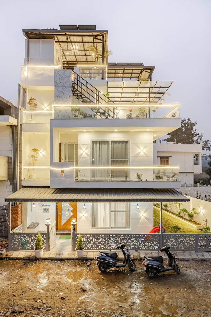 4 Br Villa With Rooftop Jacuzzi , Projector & Lawn - Dehradun