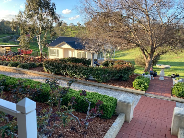 Carlisle Alpaca Farm Stay Cottage Escape - Mount Barker