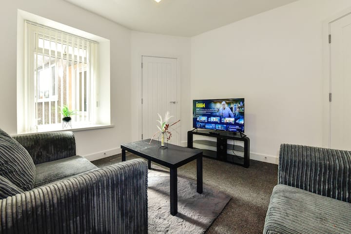 Modern Family Home | 3 Bedrooms, Sleeps 8 - Swansea