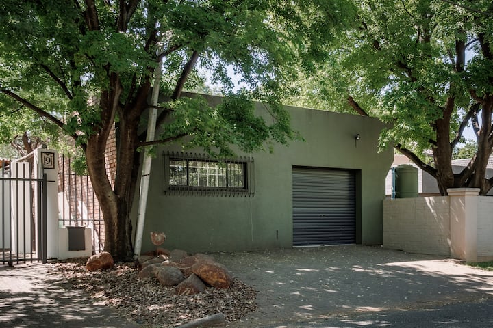 Spacious And Charming One-bedroom Apartment - Potchefstroom
