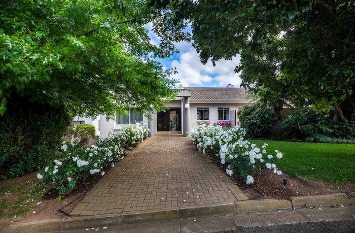 A Beautiful Upmarket House In Central Caledon! - Caledon
