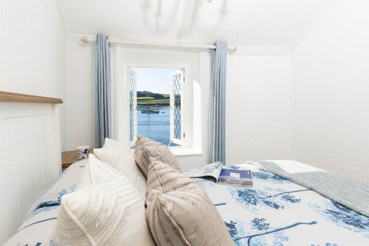 Historic Beach Front Cottage W/ Sea Views Sleeps 8 - St Mawes
