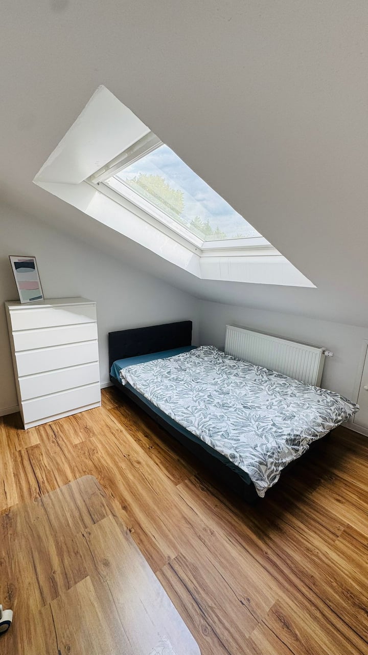 Charming Attic Retreat With Sloped Roof - Böblingen