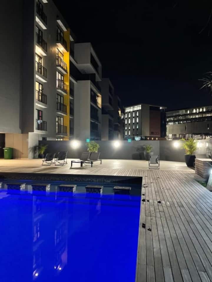 Sleek & Modern Apartment Free Secure Parking &Pool - Umhlanga