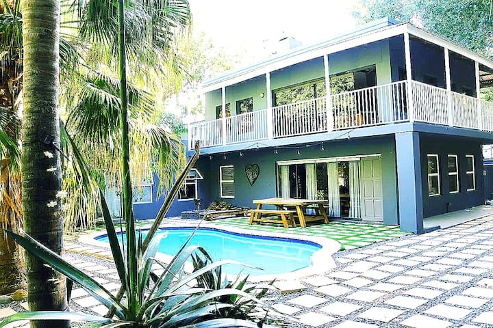 Spacious Villa, Where
Wine Lands And Oceans Meet - Somerset West