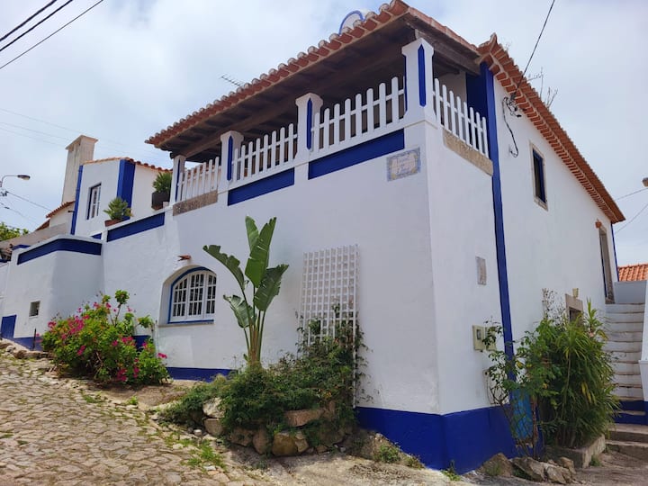 Charmingly Renovated Village House In Penedo - Colares