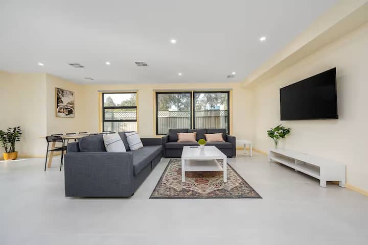 Spacious Family Home, 6 Mins To Melbourne Airport - Melbourne