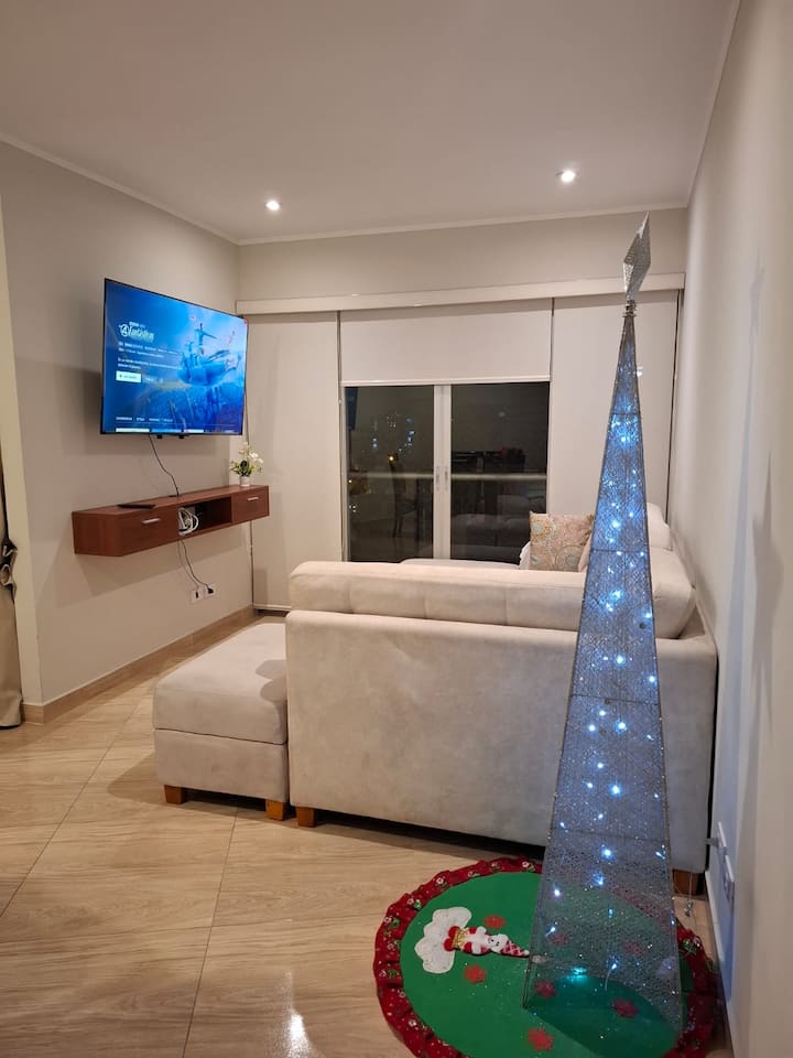 Hermoso, Cerca A Parque Y Estadio. Cochera Gratis - Peru