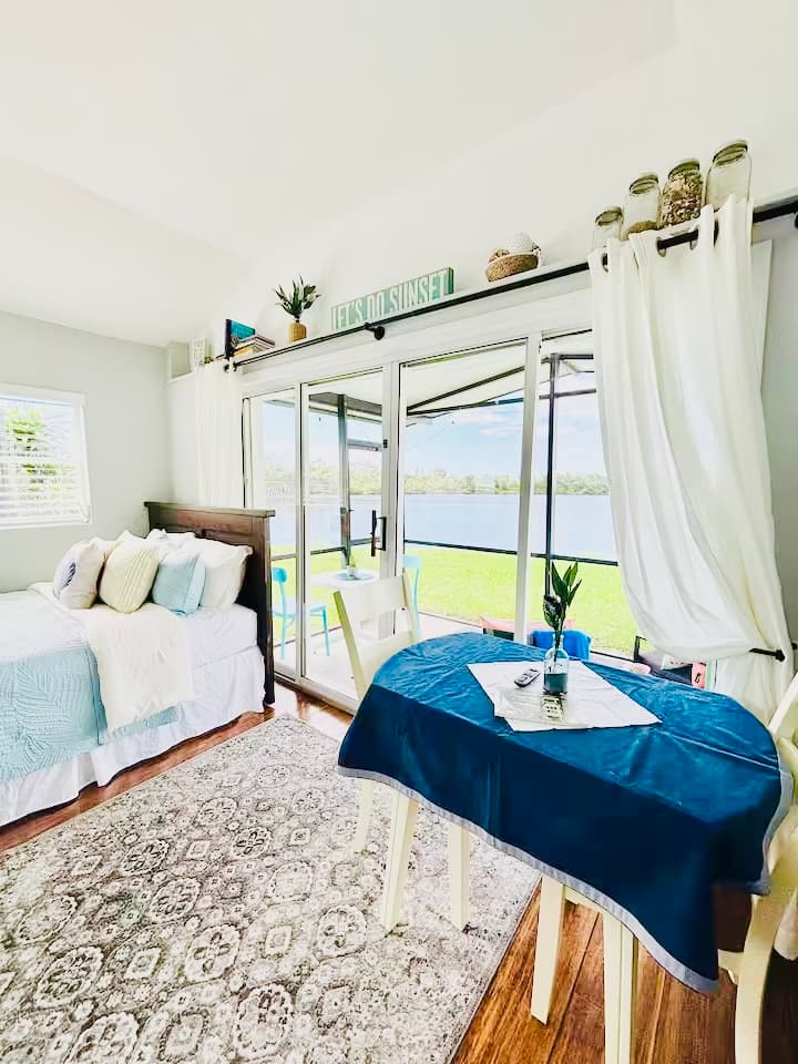 Baywaterfront Venice Fl Coastal Charm Suit Cottage - Venice Beach, FL