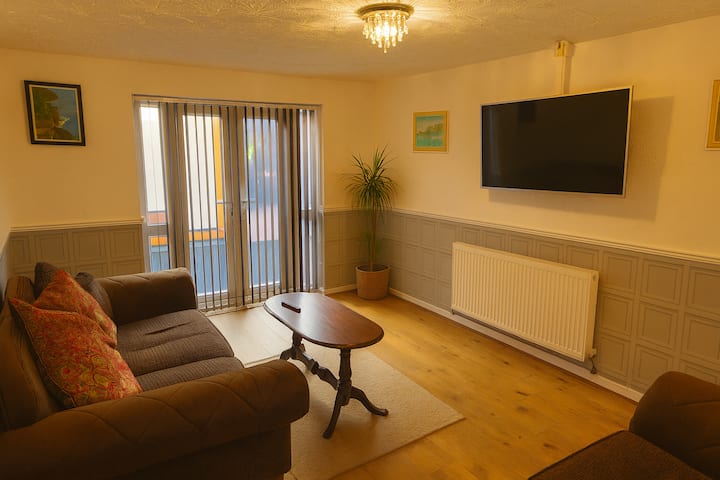 Cosy 3 Bed House | Decked Garden | Free Parking - Leeds