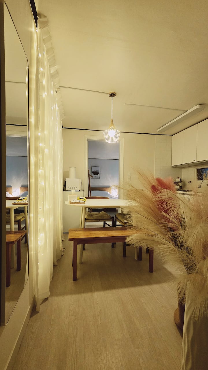 [퀸침대3개] 건대 도보 20분/롯데월드/성수동/한강/전통시장/2호선구의역 - Seoul