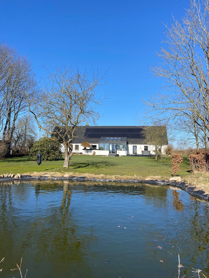 Hus Med Idyllisk Beliggenhed Og Masser Af Plads - Esbjerg