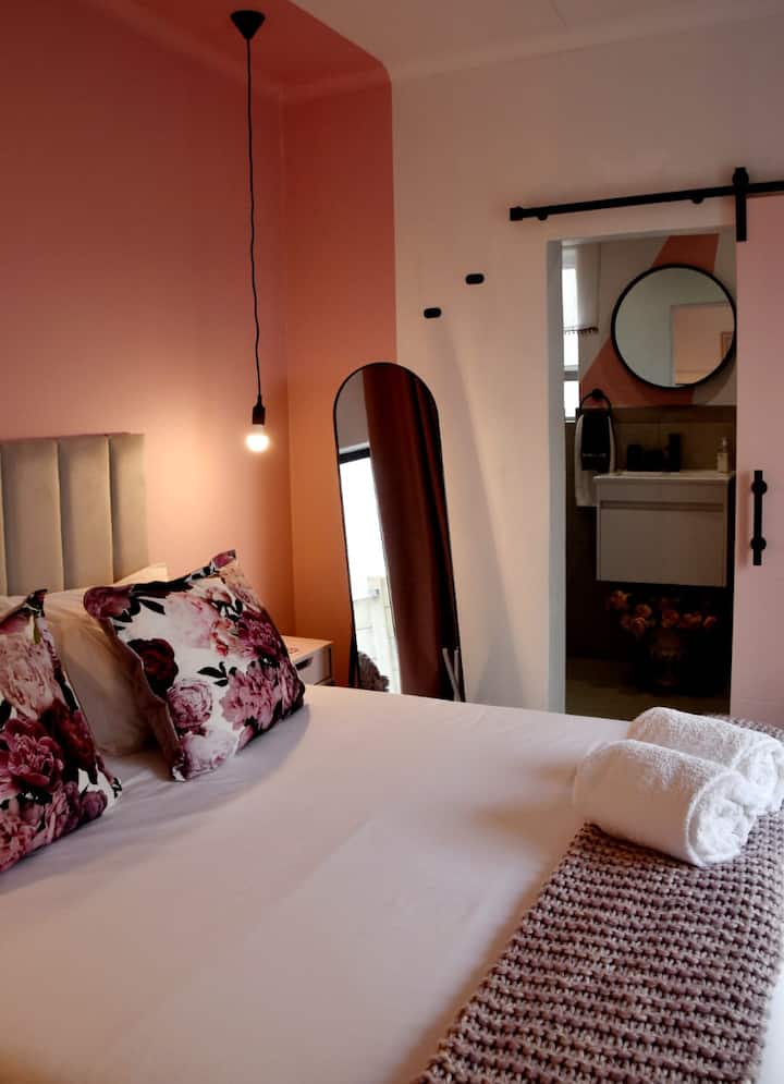 Sea The View - Pink Studio Apartment - Mossel Bay