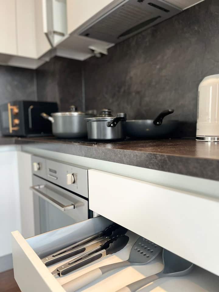 Joyful 2 Bed Ensuite Apartment With Stunning Deco -