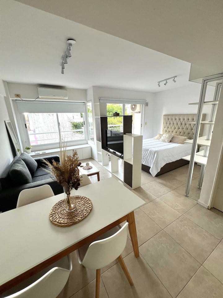 Amplio Monoambiente En Colegiales Con Piscina - Argentina