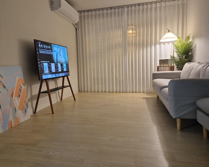 경주신규숙소, 호텔식침구,
방3 침대4, 정수기,
다이슨에어랩, 마샬 빔프로젝터, 넷플릭스 - Gyeongju-si