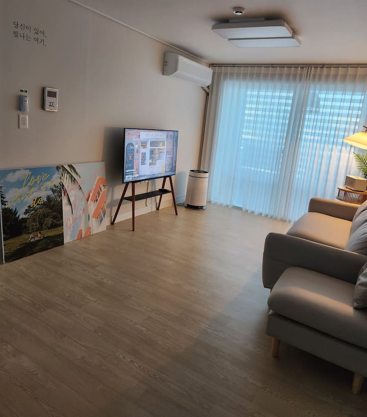 믿고찾는 슈퍼호스트의 신규6인숙소,
방3침대4, 빔프로젝터,
다이슨에어랩,
마샬스피커 - 포항시