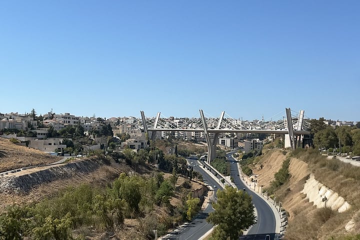 Battikhi Stays | 3br Balcony & Abdoun Bridge View - Amman