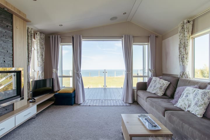Sea-view 2-bed Lodge | Pet-friendly & Long Stays - Isle of Sheppey