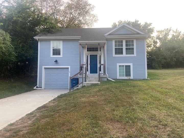 New 4br Home King/queen Beds Sleeps 10 W/hottub - Liberty, MO