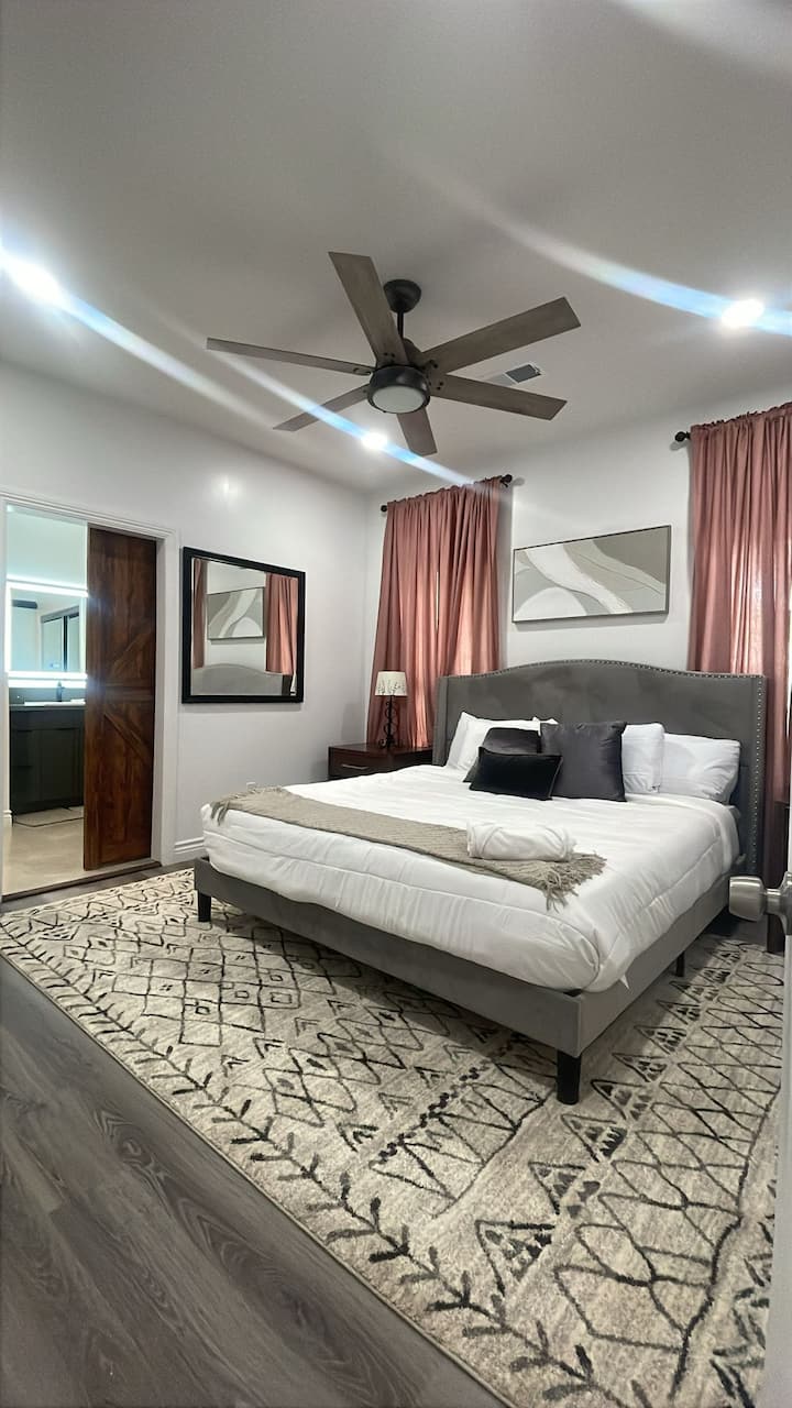 6 Br- Stylish Home W/ Hot Tub -Near Beale Street - Memphis, TN