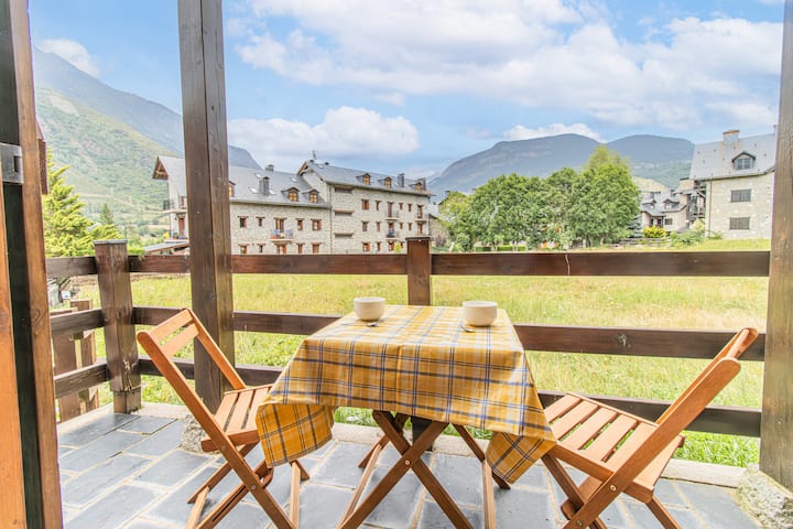 Charming Pyrenean Flat With Terrace, Views & Pool - Benasque