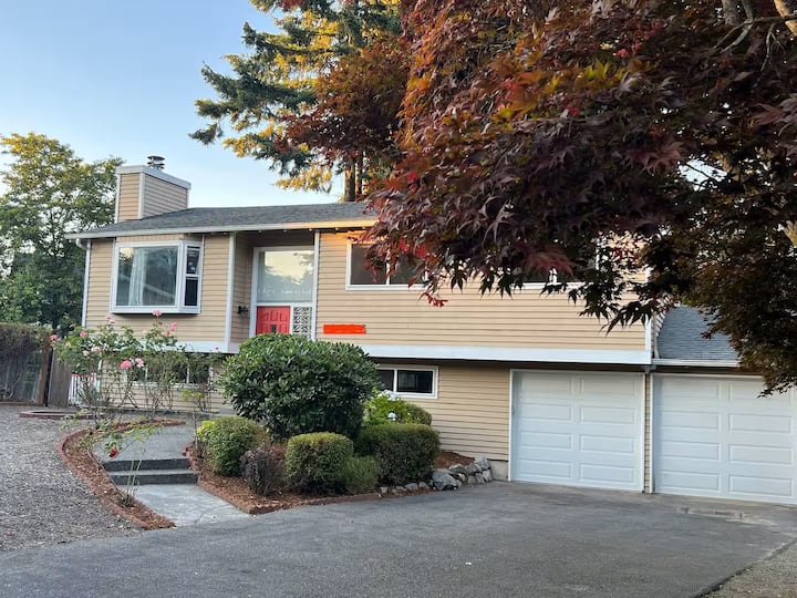 Elegant 5br Home W/ Covered Deck, Sunroom & More - Redmond, WA