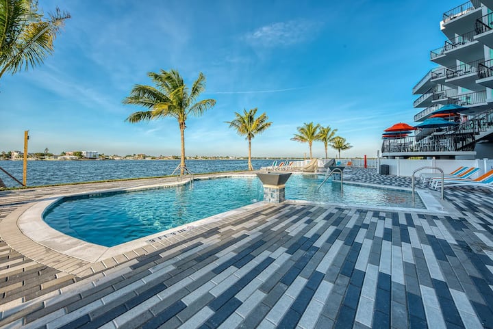 Breathtaking Views! 2 Relaxing Units W/ Pool! - Treasure Island, FL