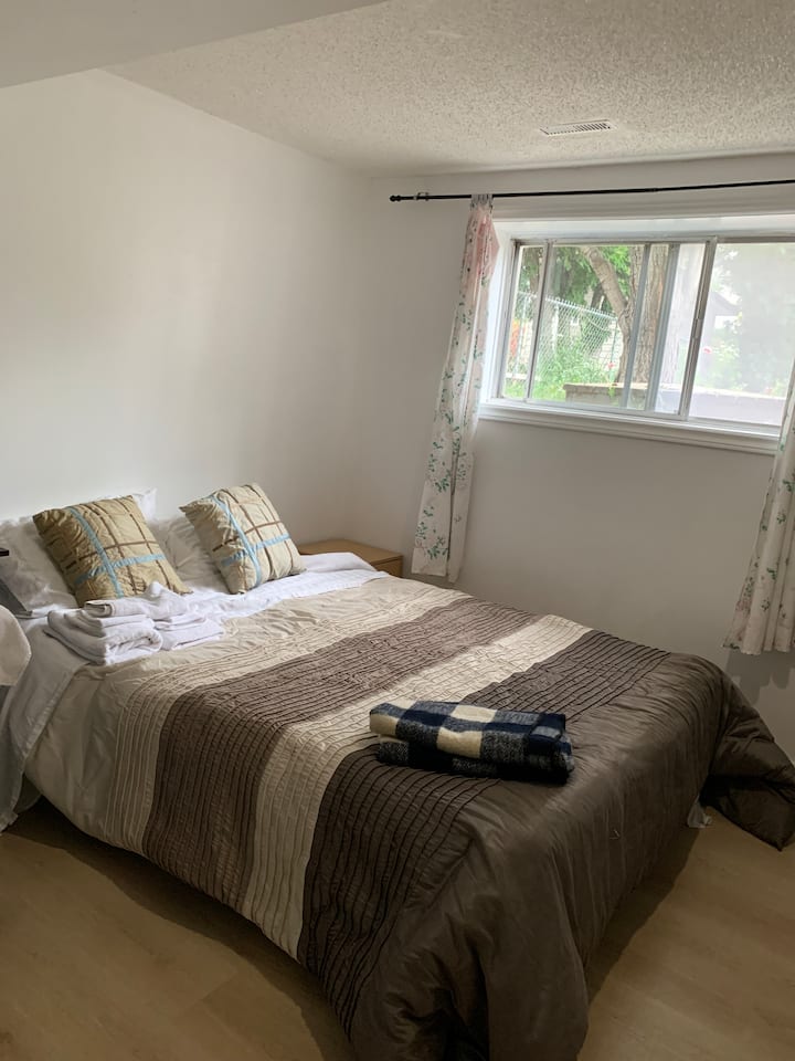 118 Ft2 Room, Collage Park Community(楼下主卧) - Saskatoon