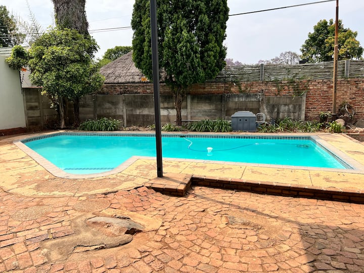 Cozy And Tranquil Brooklyn Home!
Play+swim+braai - Pretoria