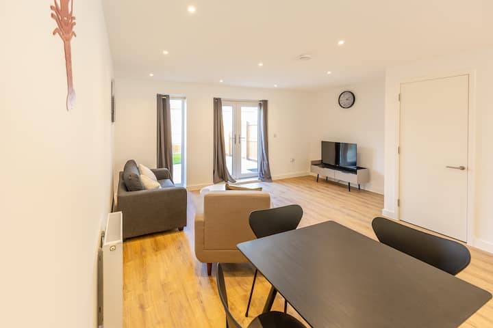 Joyful Semi Detached House For 8 People Near City - Manchester