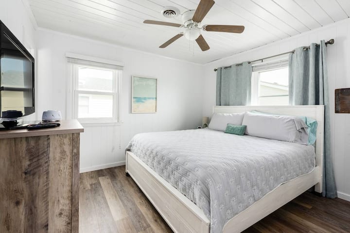 Beach Getaway! Walk To Beach, Hot Tub, Near Shops - Nags Head, NC